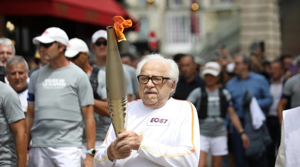 EL HOMBRE MÁS FUERTE DE FRANCIA DE 1945 MARCHÓ CON LA ANTOCHA DE LOS ...
