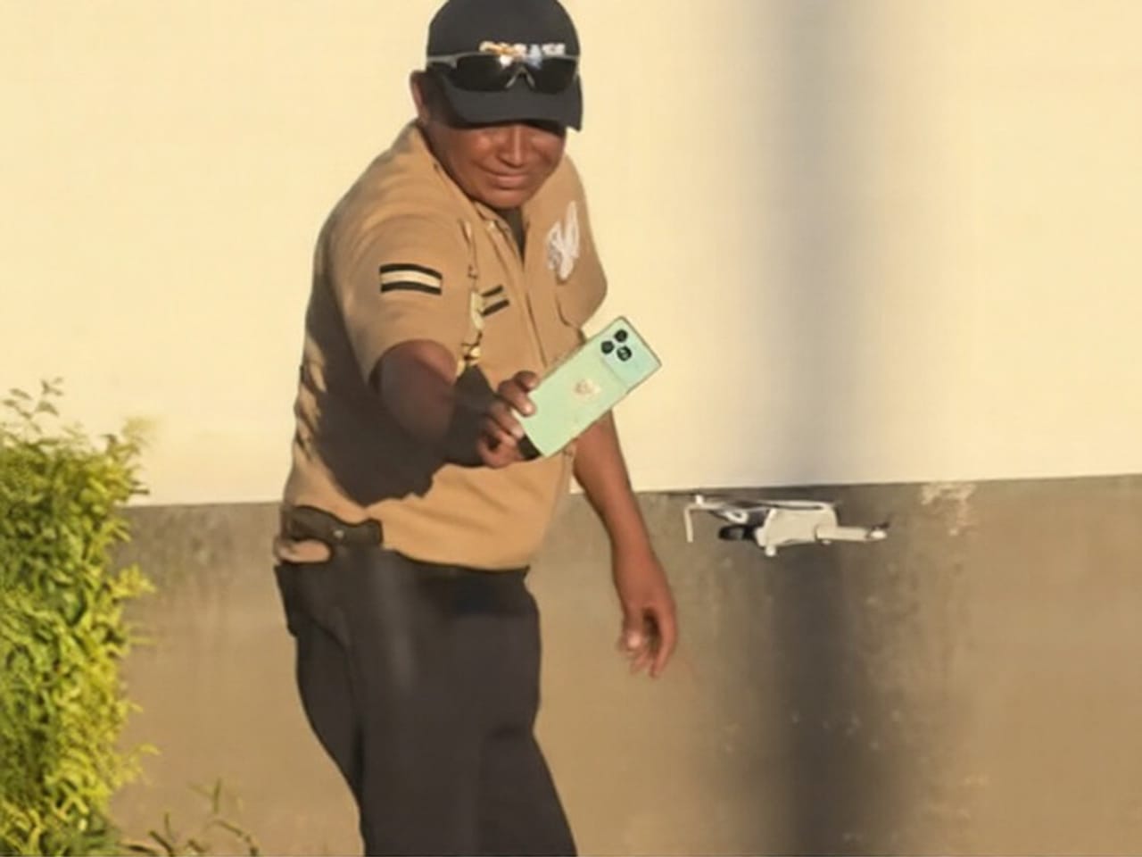 LA EMOCIÓN DE UN SEÑOR VIGILANTE AL VER UN DRONE POR PRIMERA VEZ